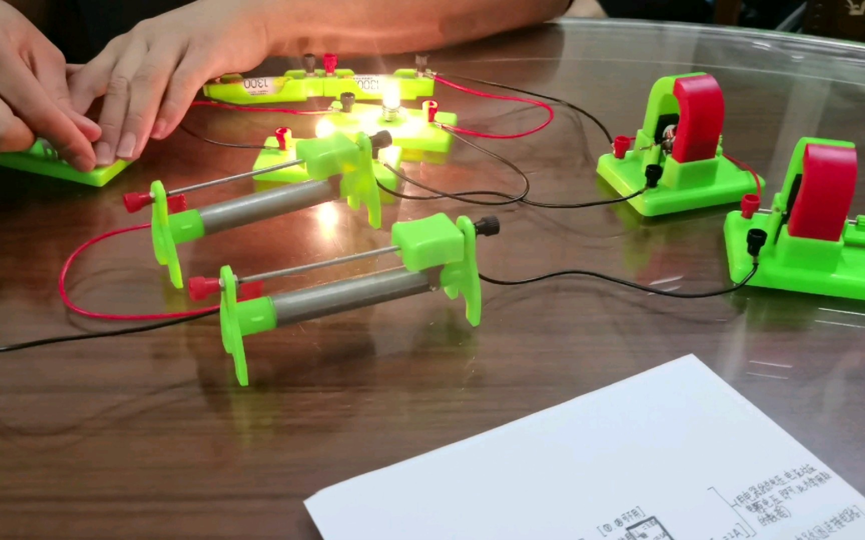 使用初中物理电学器材简易模拟地铁门灯及牵引电动机