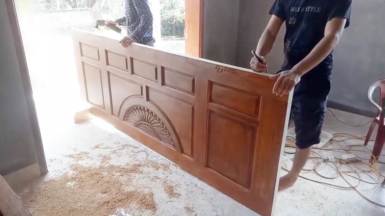 三米高的木门,农村木匠这样装,值不值200块工钱?