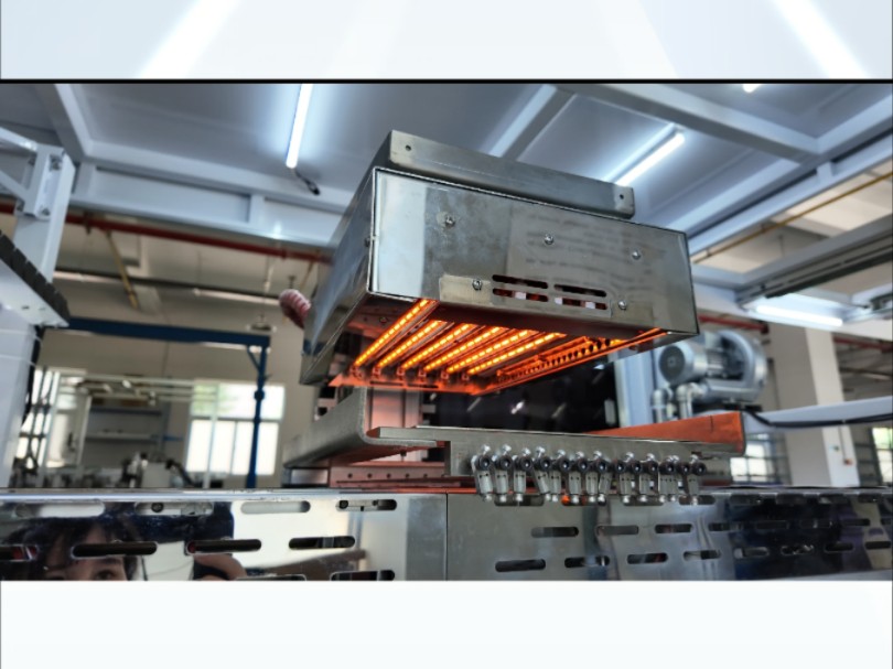 这是光伏组件制造设备,光伏串焊机,红外灯管高温焊接技术,CCD视觉...