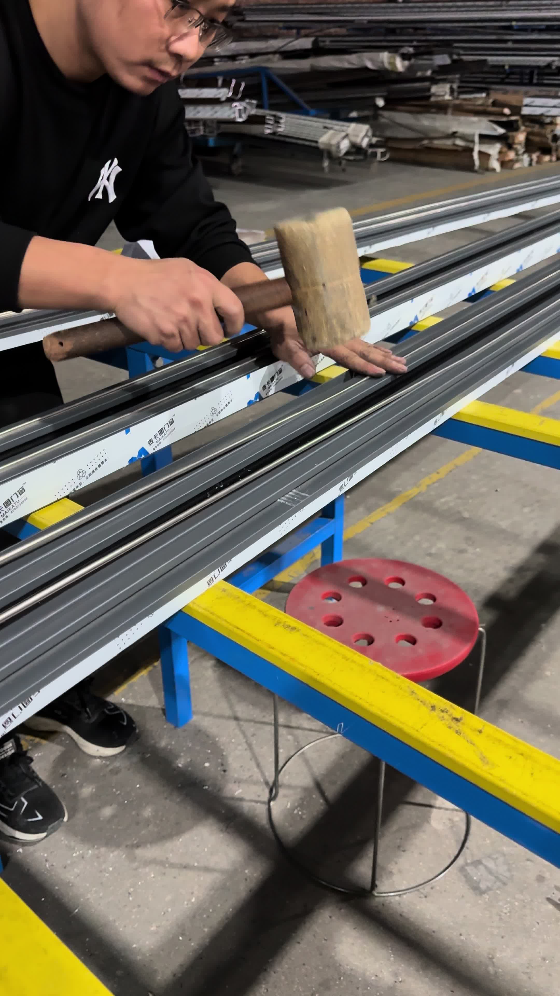 双规推拉门安装不锈钢轨道! #门窗 #推拉门