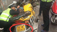 交警查获“最牛”车牌,车牌号“74110”?车主回答让人哭笑不得