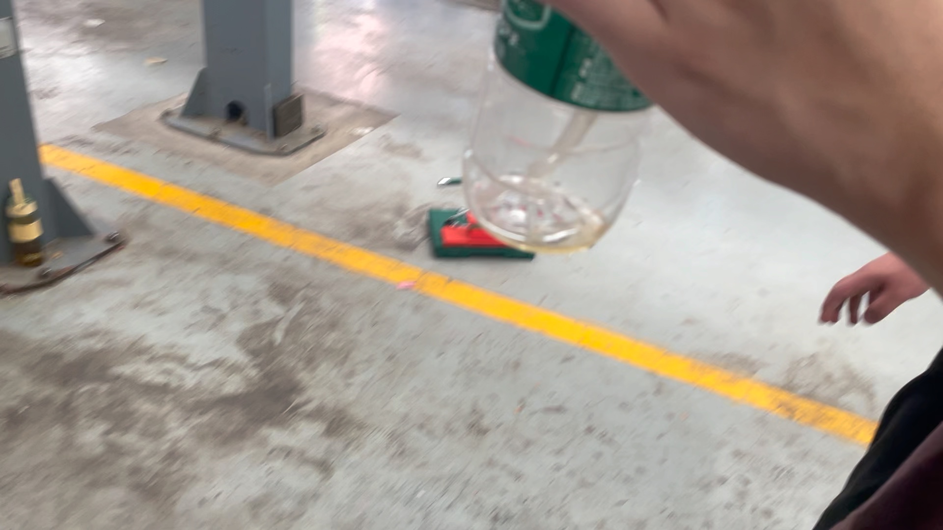 正确给制动总泵管路排气