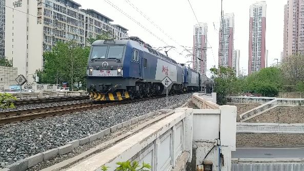 疑似本务机车故障用货机牵引的K1620次即将到达天津站列车进2站台