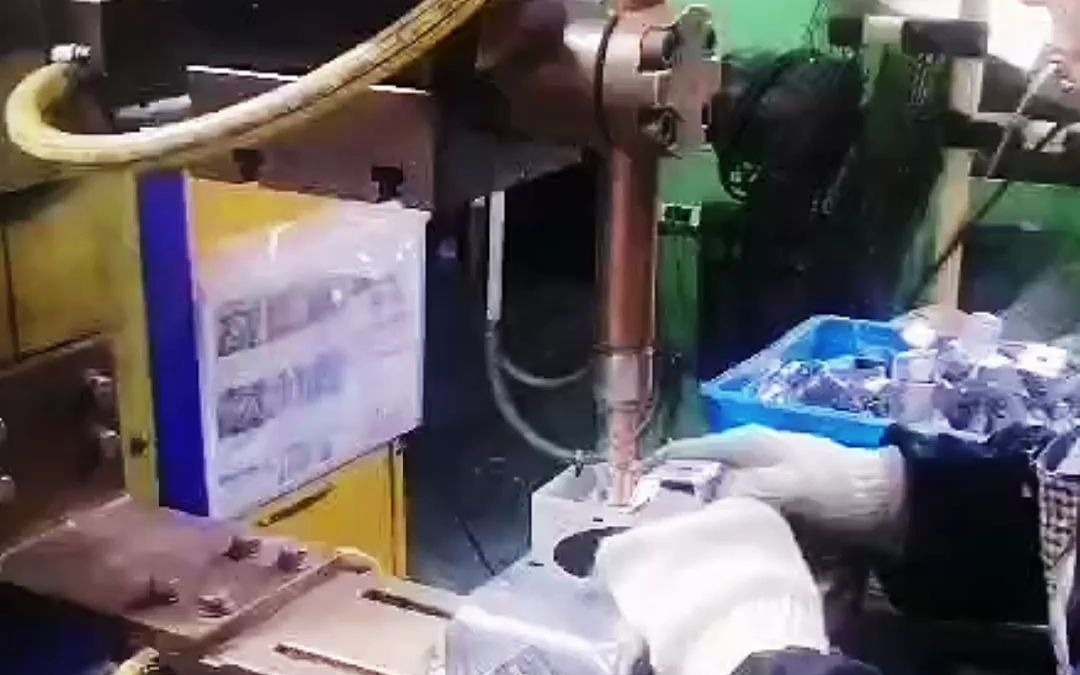 普电点焊机焊接汽车安全气囊集气盒,也焊接铝板、镀锌板、碳钢、铜...