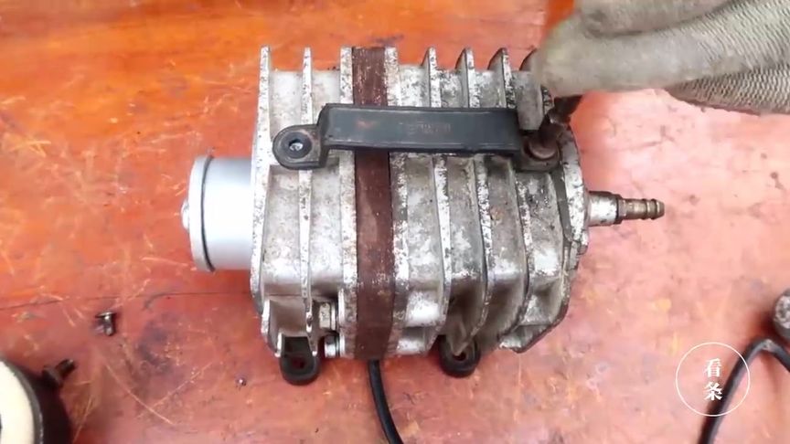 鱼缸的增氧机烧坏了,小哥自己拆开维修,有点技能真是好啊