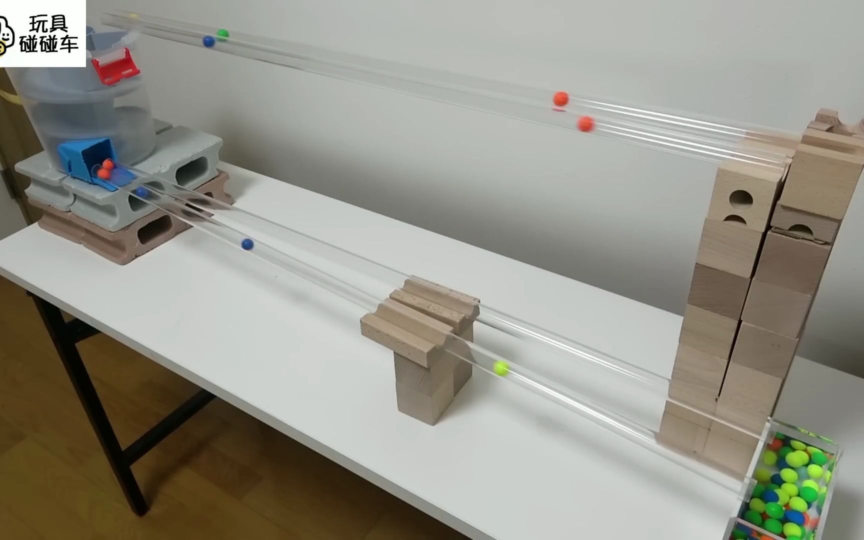 小球导管快速下滑 有趣实验快来看看