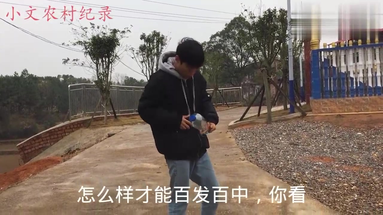 玩弹弓怎样才能百发百中,农村小伙手把手教学,5分钟就学会!