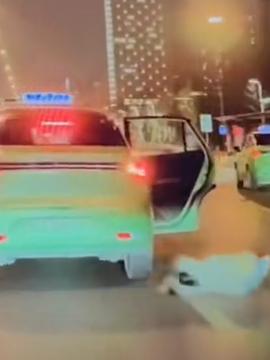 警方通报女子从行驶出租车跳下:女子与同乘女性友人酒后因言语不和...