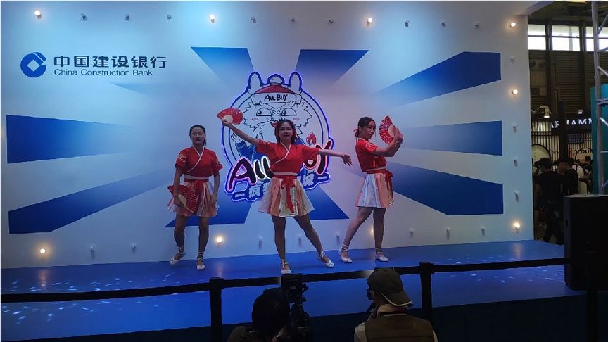 ChinaJoy现场:中国建设银行展台观看小姐姐中国风二次元舞