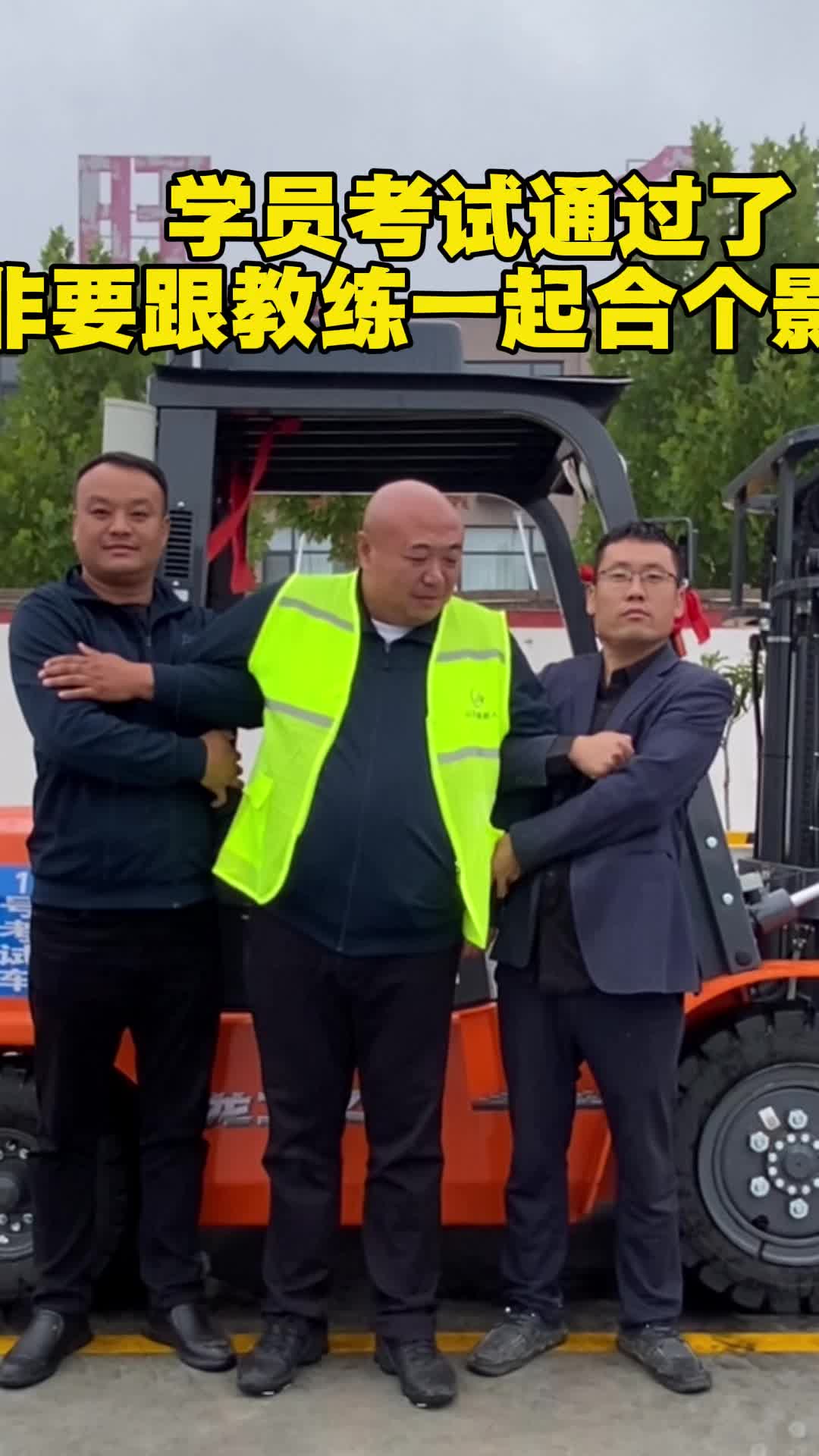 叉车考证滕州电子桩训练场 学员最关心的考试拿证快,来我们这边电子...