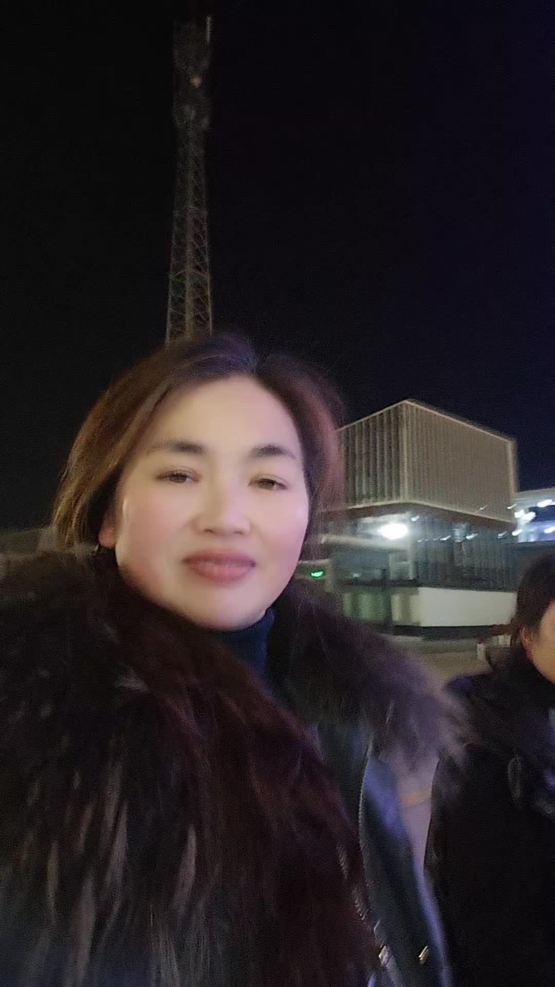 在火车站门口抖一个准备这两天回老家了 #城市的夜晚霓虹更璀璨 #...