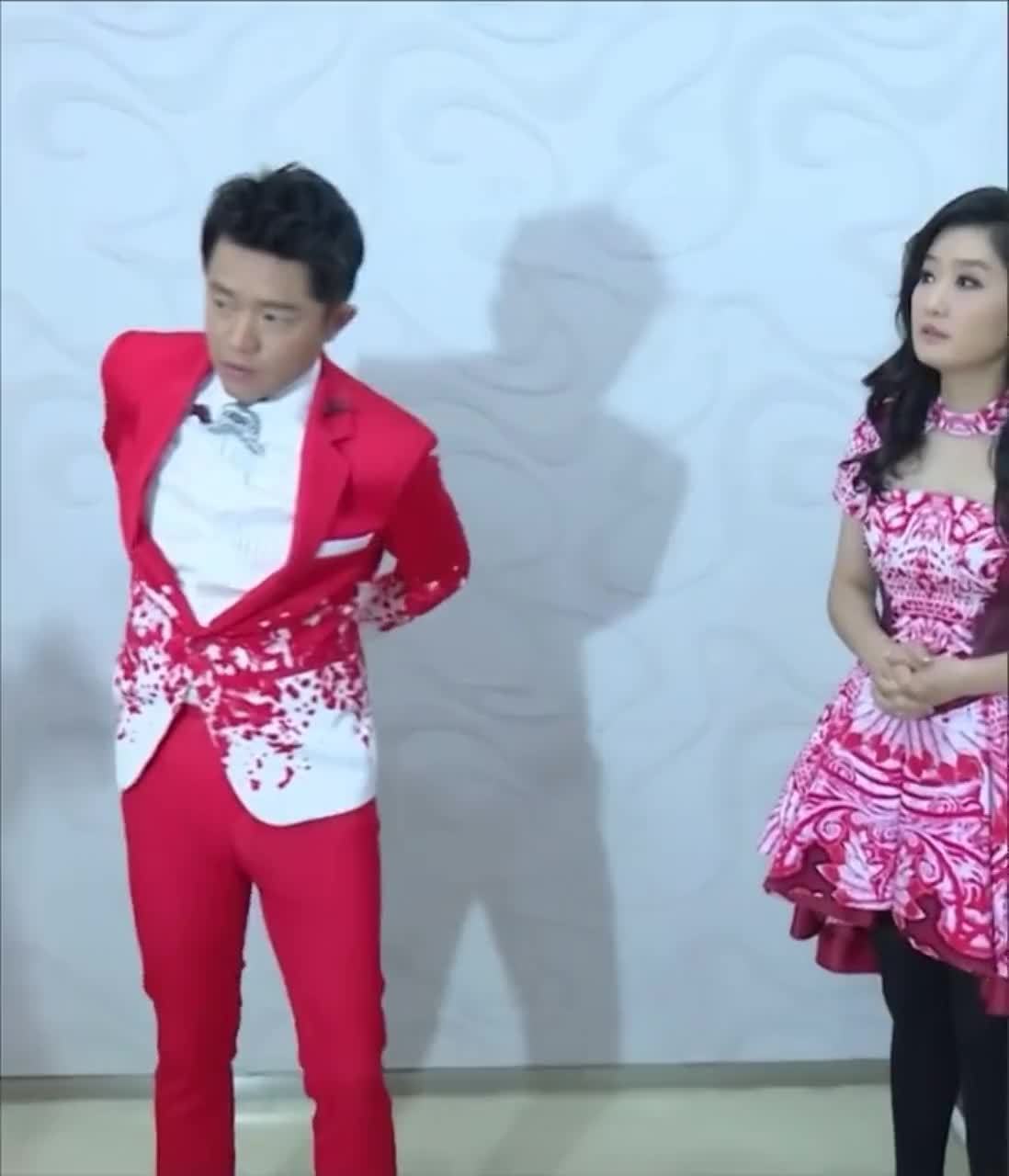 凤凰传奇 访谈现场 超神奇的组合 很少有人特意去学他们的歌 但都会唱...