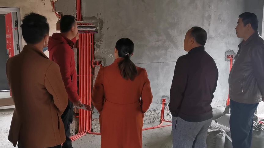 我们约了业主到现场验收水电,业主自己是做工程的