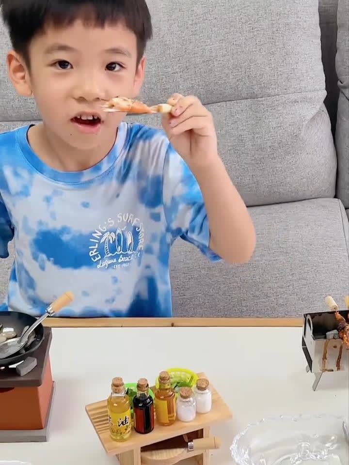 给孩子买一套迷你厨房,他自己做煮熟的全都吃完了#礼物#迷你厨房...