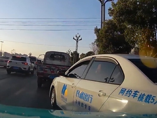 嚣张网约车 网约车强行加塞,直接送他全责