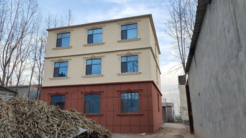 农村三层洋房外墙喷真石漆,300多平方花2000多块钱,效果不太好