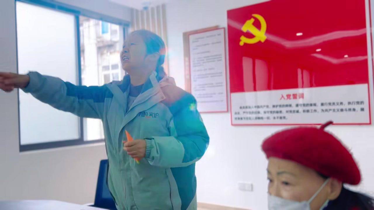 为丰富社区老年居民精神文化生活,增进邻里间的交流互动,在大雪节气,...