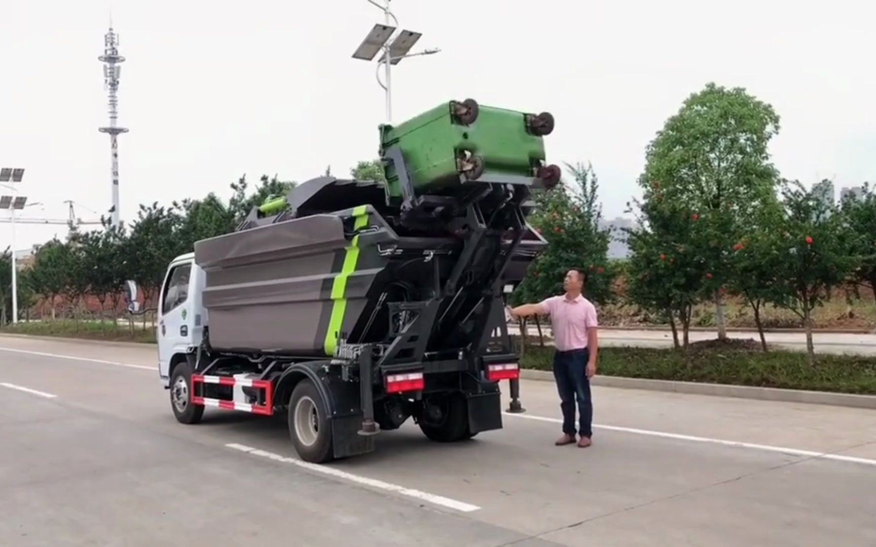 东风多利卡国六7.8方后高位挂桶无泄漏船型压缩垃圾车操作视频