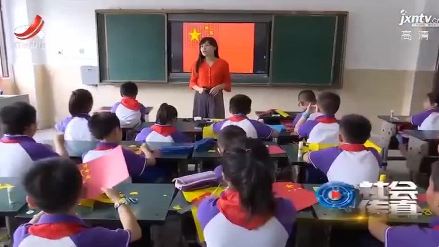 老师让学生了解到国旗,并让学生们手工做五星红旗,弘扬爱国情