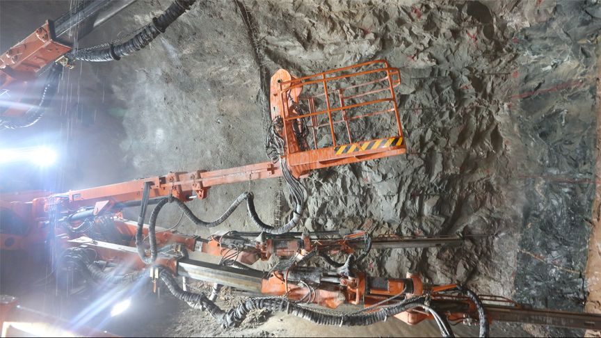 鑫通三臂凿岩台车DW3-180隧道工作案例分享