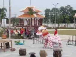 农村舞狮活动,舞狮上桌子表演,网友:你倒是上呀!