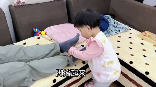 宝宝模仿医生给爸爸采指尖血,下一秒安排小儿推拿,画面太搞笑啦