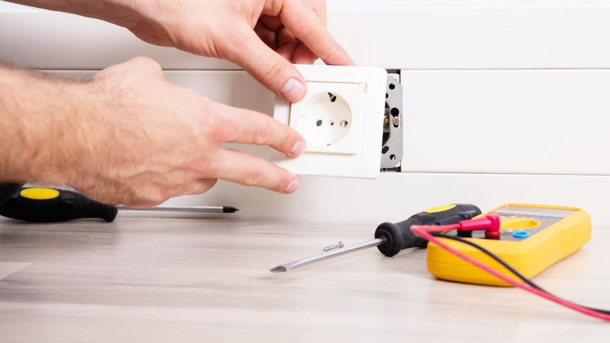 老电工揭秘:在家里如何区分火线和零线、地线,这可都是技巧