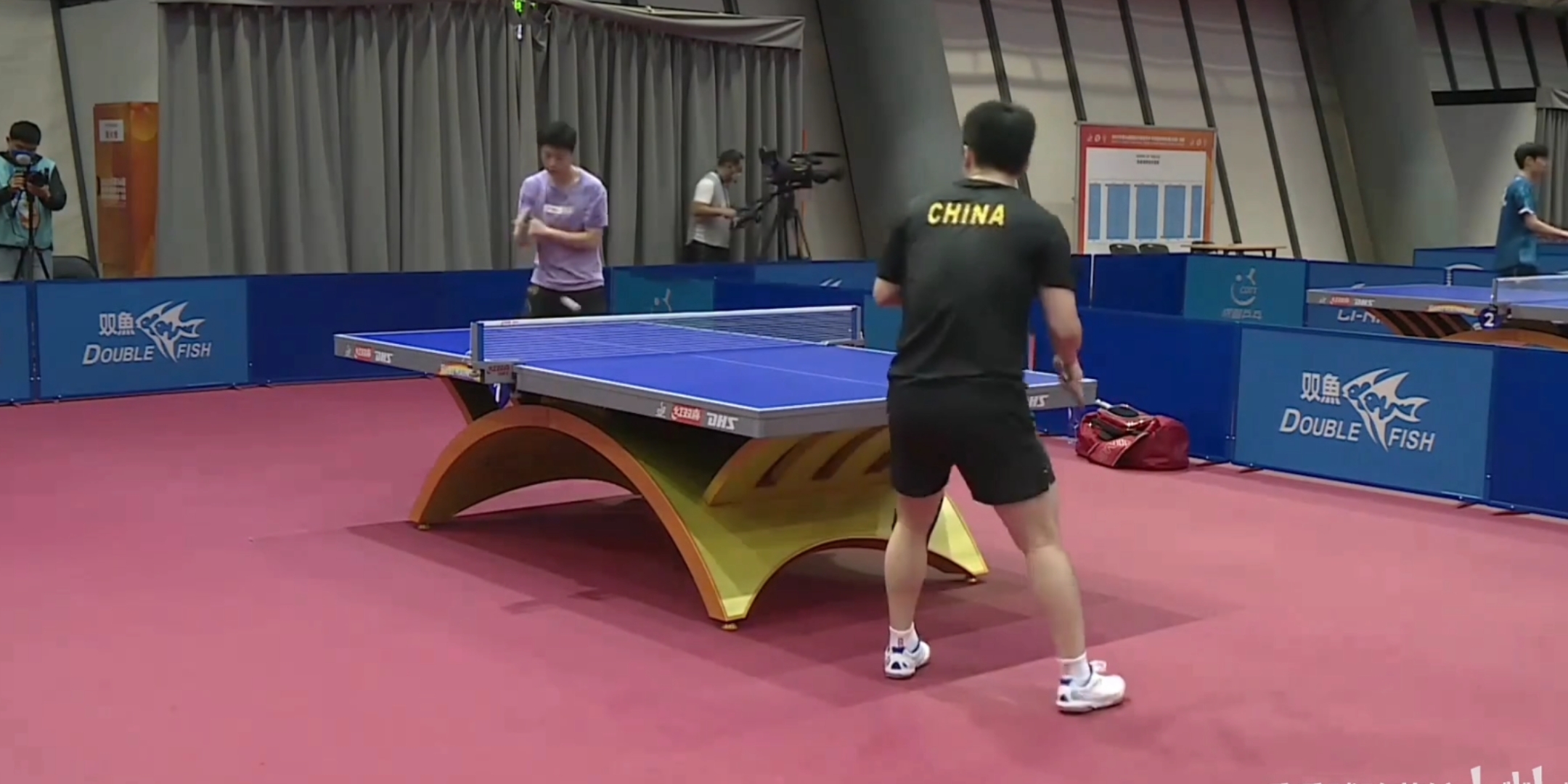 樊振东三点上旋连续拉慢动作步伐学习