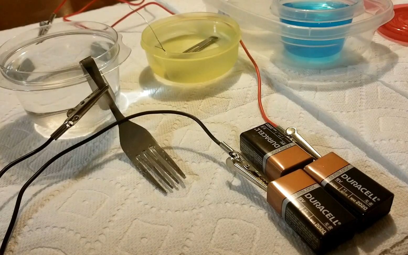 【字幕】用9v电池阳极氧化的步骤