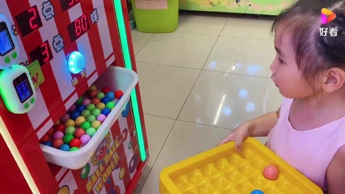 3岁萌娃玩弹球,胡乱发射也能中,最后统计分数居然这么高