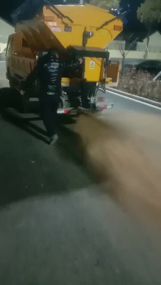 后挂式撒盐机 除冰融雪洒布车 大型除雪撒盐设备施工原理