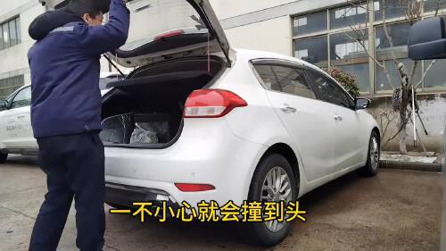 汽车尾门突然下坠?3招轻松解决,再也不用担心砸到头!