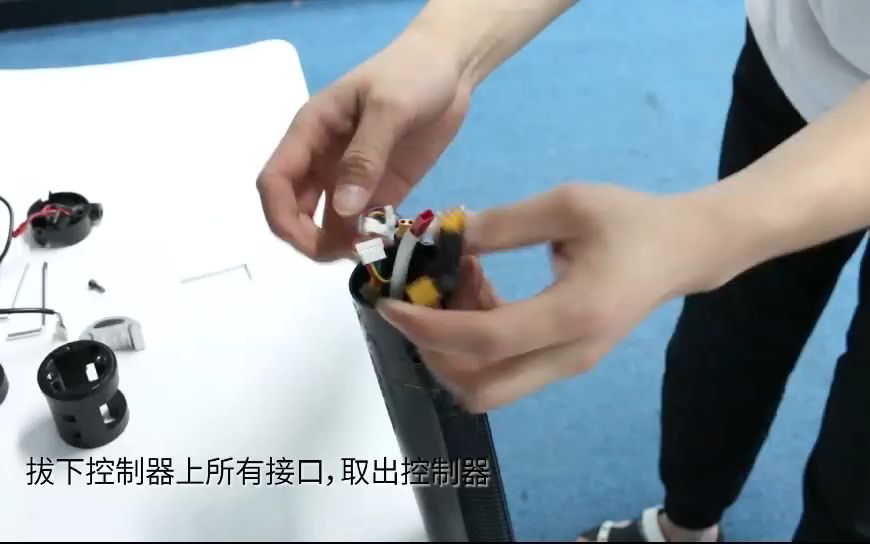 碳纤维电动滑板车拆电池视频 bremer 阿尔郎 比步等款可以参考