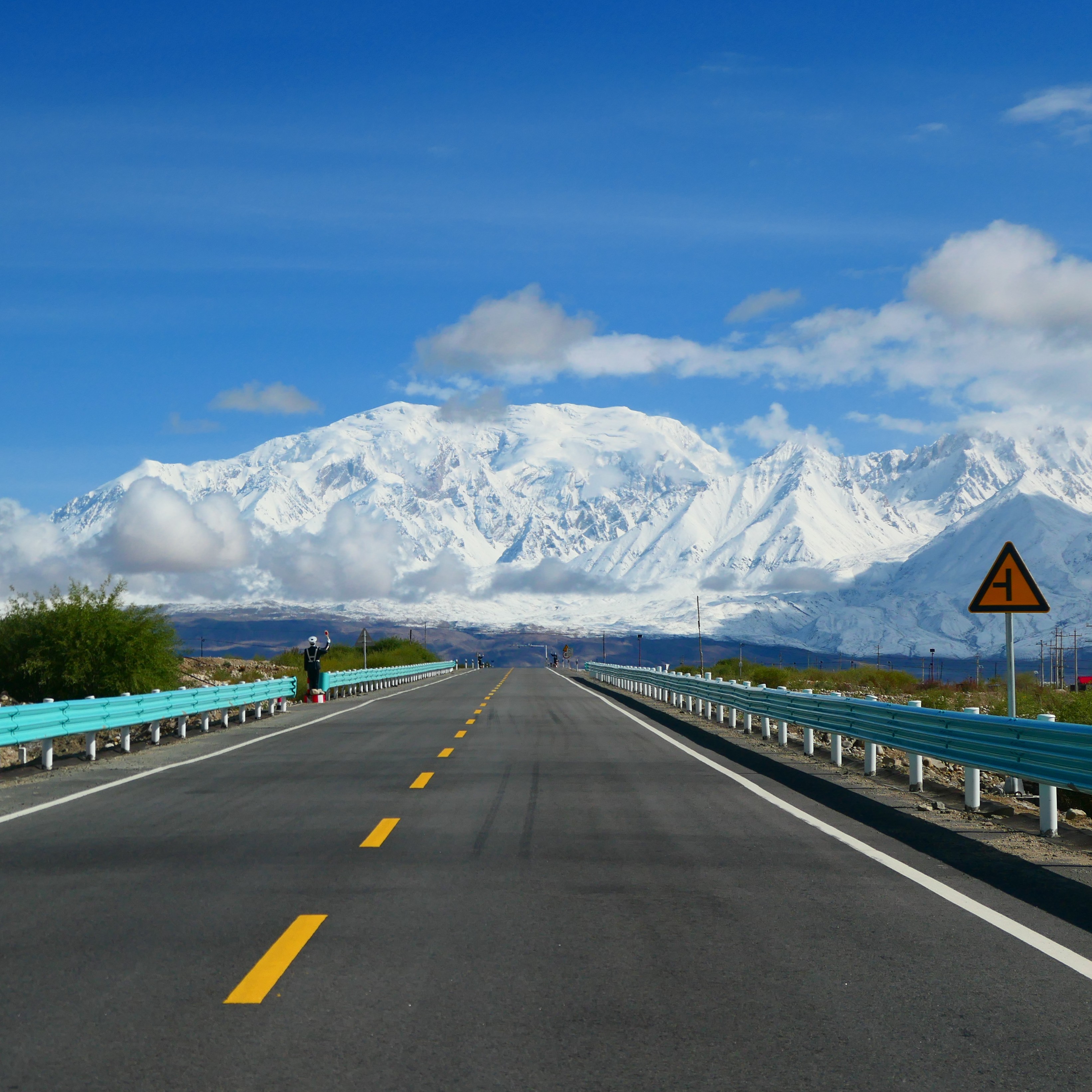 公路风景与工程车辆 