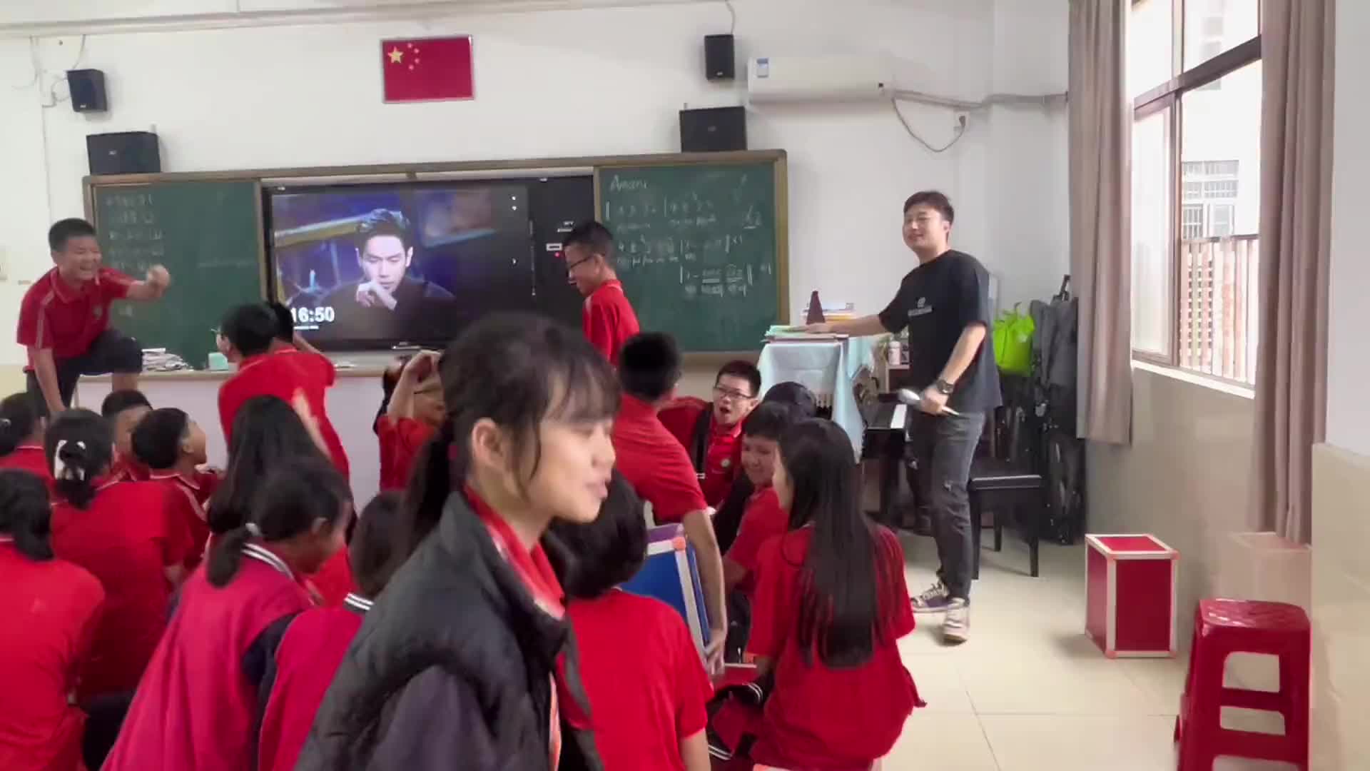 以前的的上课起立老师好同学们好请坐对比现在这种classbe