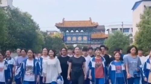 一位老师跟即将毕业的学生们一起拍视频留念,镜头意外记录下了动人...