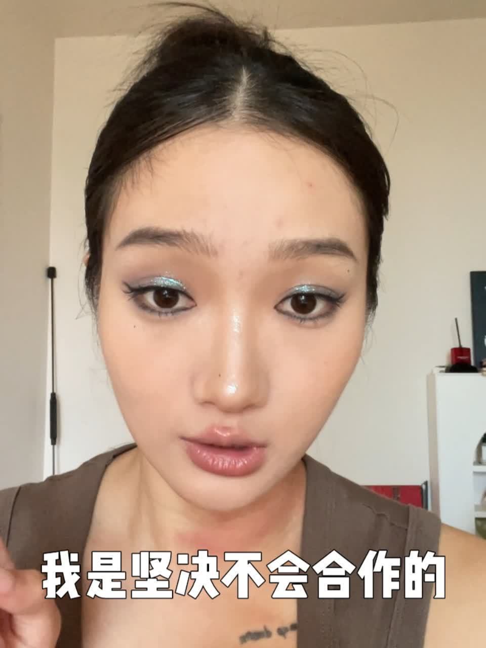 再发不出来 只能说明说中了 口红宣传图不应该突出口红吗 #女性 #女性...