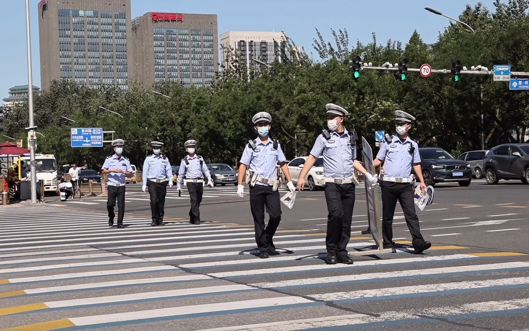 礼让斑马线在行动,遇行人通过人行横道未停车让行将被罚款记分