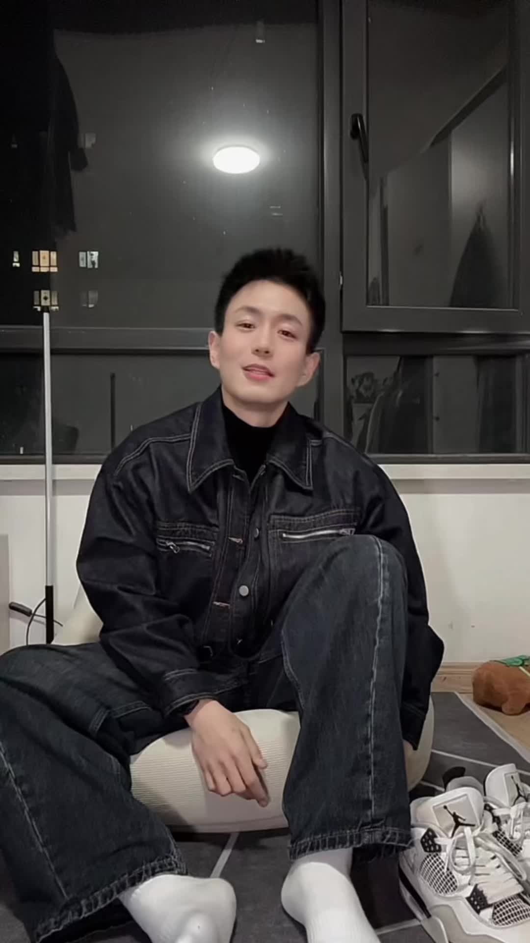 你微微一笑～ #手势舞 #阳光男孩 #反差 #甜甜的手势舞 #小叔叔