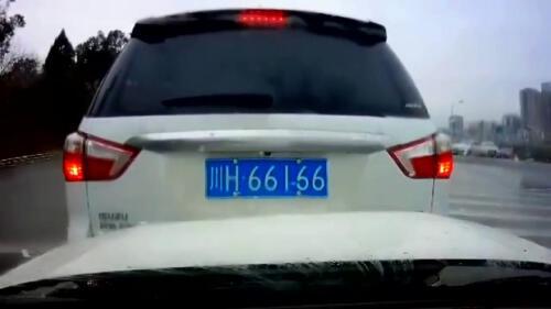 黄灯刚一亮他一脚刹车,害死我了这一下子撞到了人家车屁股!