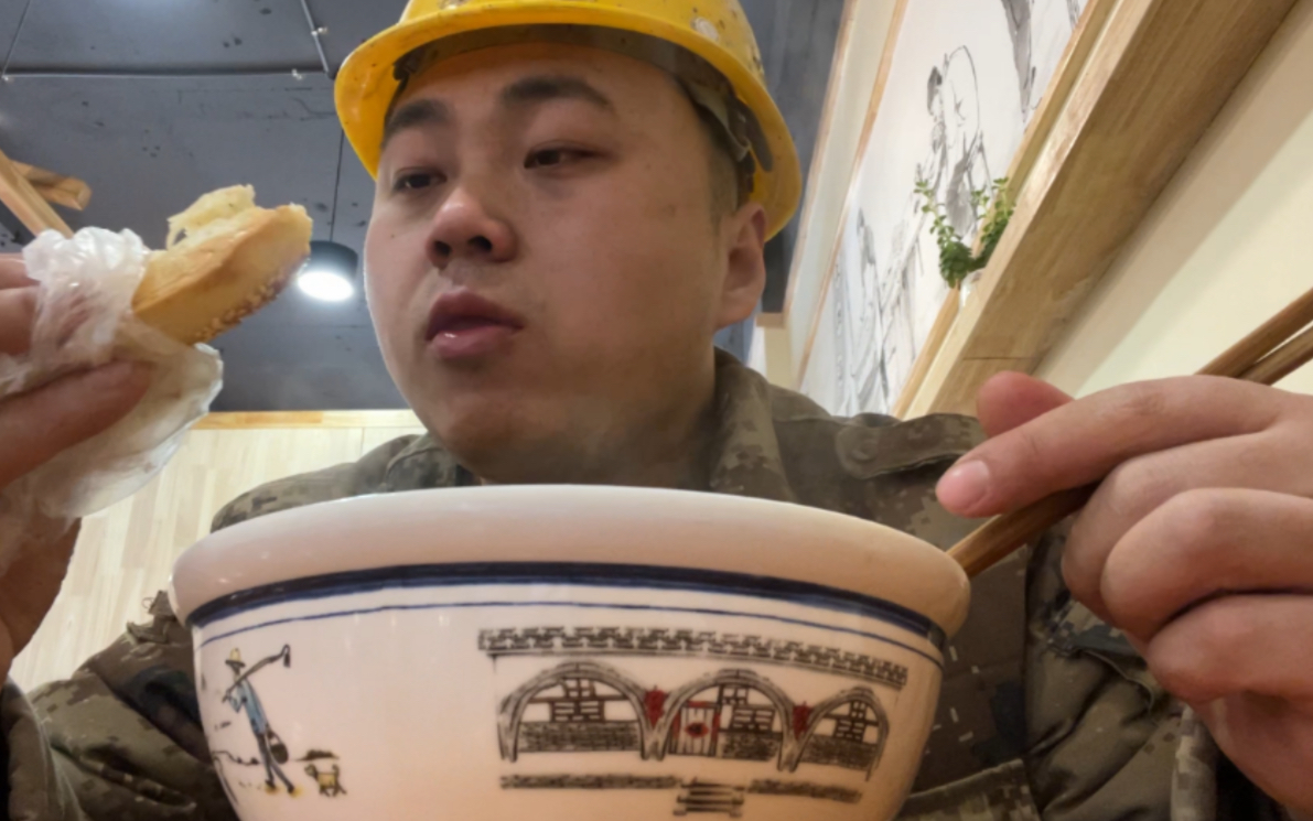 工地宿舍区大食堂一份盒饭21块…失算了!怼碗烩面加饼14块