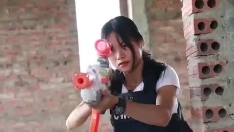 搞笑CS枪战:单排秒敌,老妹逐个击破敌方