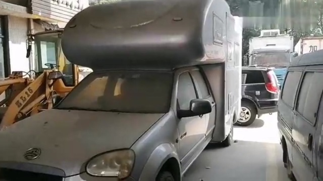 长城房车,性价比很高,但被遗弃路边,很久无人开
