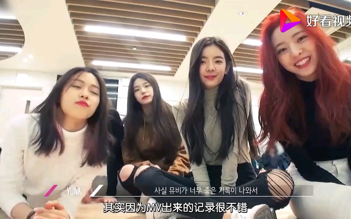 【itzy】出道前一天的itzy在练习室翻跳前辈twice的舞蹈。