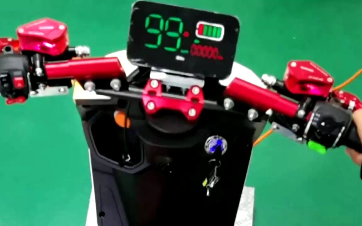 满电400里爬山王,中置电机的电动车测试速度。