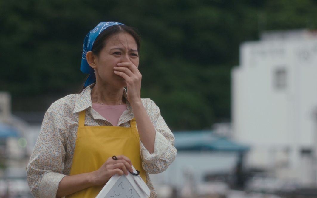 女孩在学校常被欺负,学生制服也被偷走,她竟选择脱掉衣服反抗!