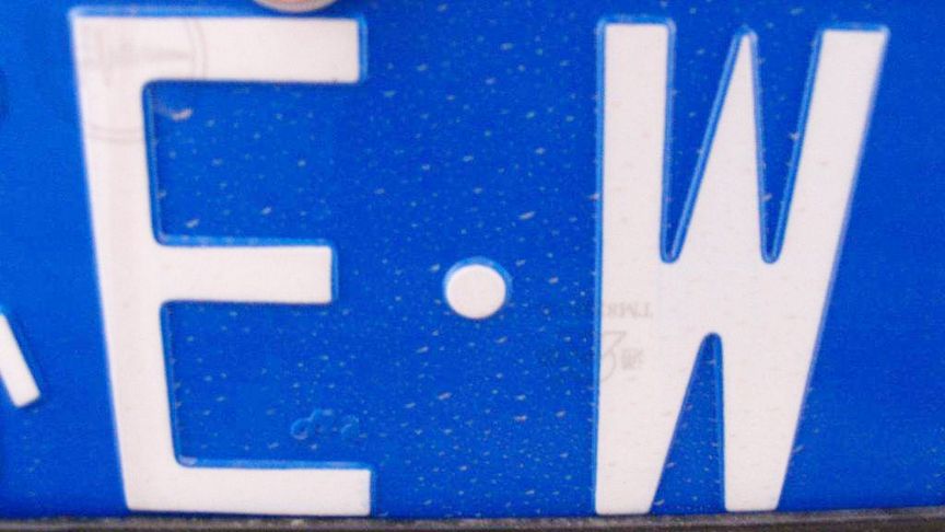 汽车车牌上的小圆点到底有什么用?大家又想错了,它的作用很简单