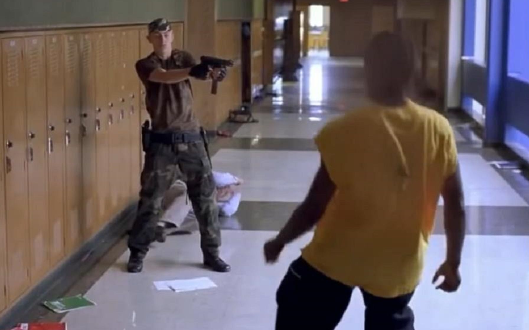 【校园大屠杀】被霸凌的男生对自己的同学进行报复!