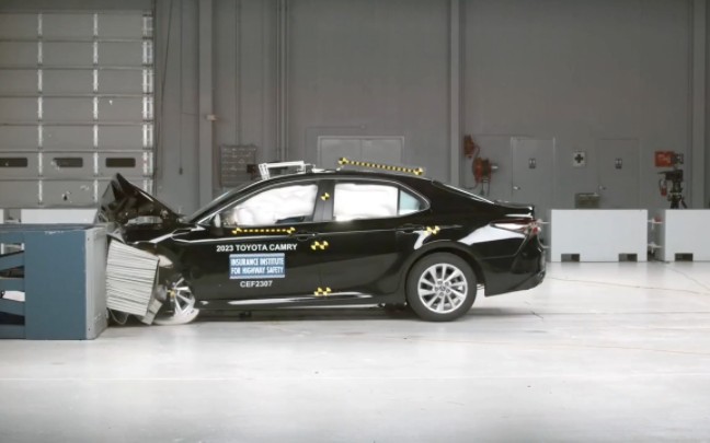 2023款丰田凯美瑞 正面40%碰撞测试