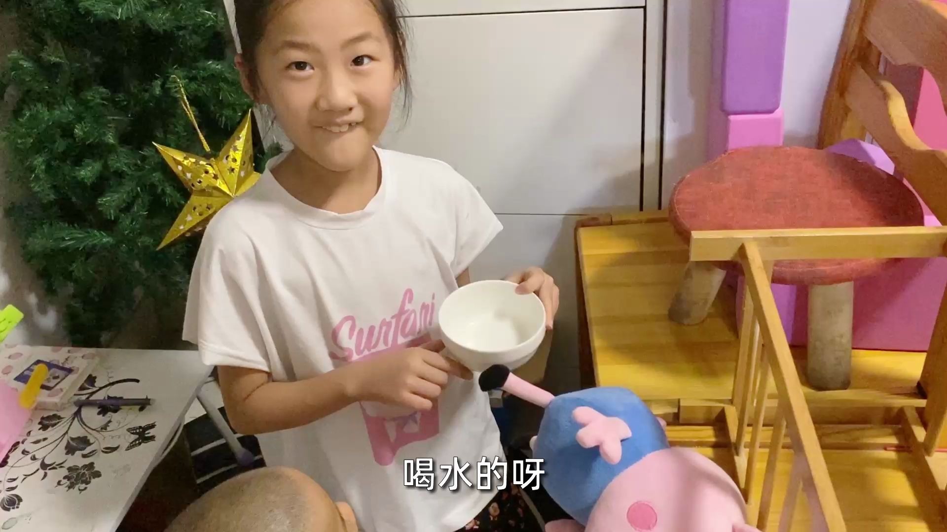 女儿模仿小时候建设秘密基地,里面能放零食还有小机关,小孩子的童年...